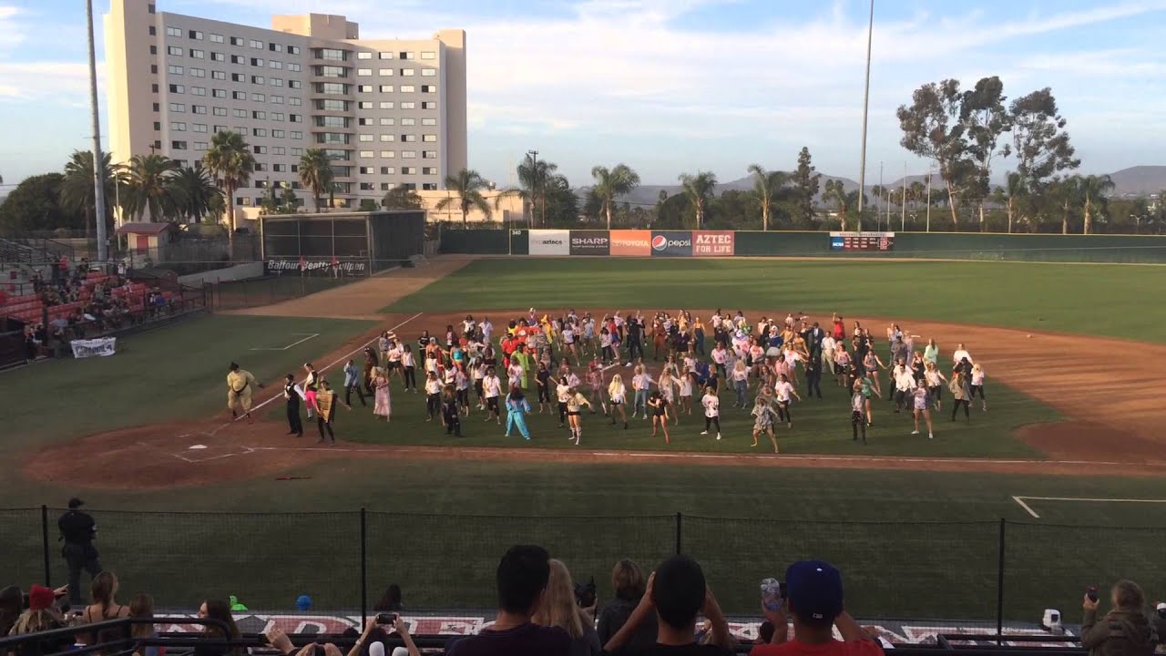 SDSU Baseball performs "Thriller" at annual Halloween Game - YouTube