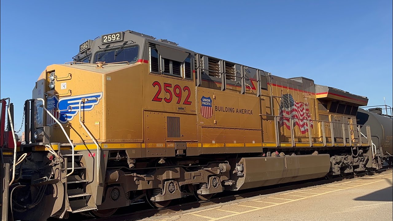 (UP #2592!!) CN - 397 | #5773/#2508 & UP #2592 Through Brantford (Fast ...