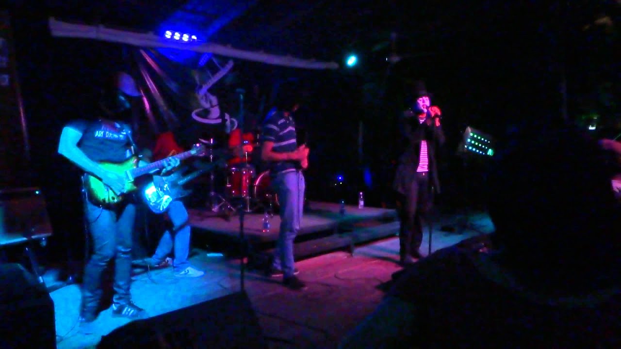 Poolpo @ Feria Del Libro 2013 clip 2 - YouTube