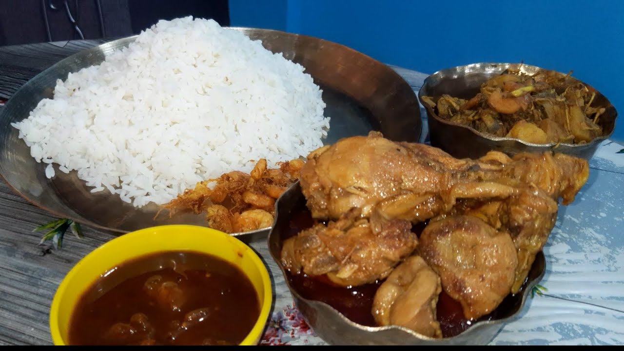 EATING RICE WITH MOCHA CHINGRI GHONTO , CHINGRI FISH FRY AND CHICKEN ...
