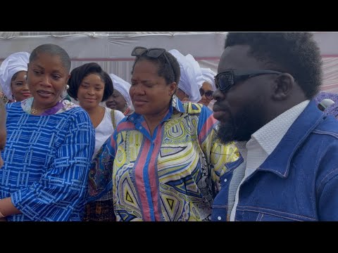 UNIQUE SISTERS SURPRISED FOLAGADE BANKS AT A MAMA DEOLA’S WEDDING STORY MOVIE PREMIERE