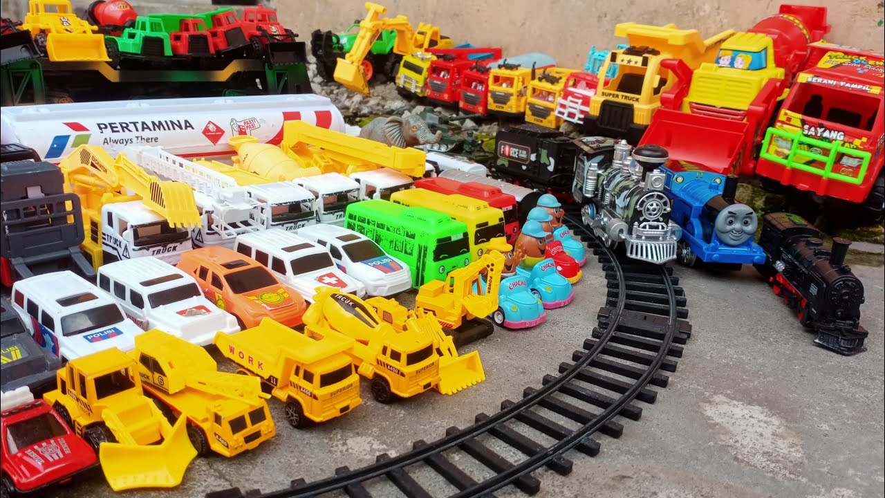 Wow Kereta Api Tempur Tut Tut Tutut Melewati Truck Kontruksi ...