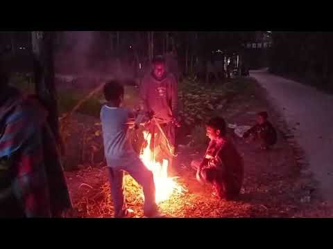 The poor people survive the severe cold of the village in Bangladesh ...