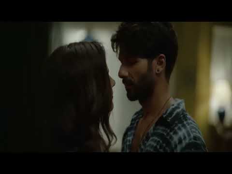 Raashi khanna & Shahid Kapoor / Kiss Scene / Farzi / Amazon Prime /