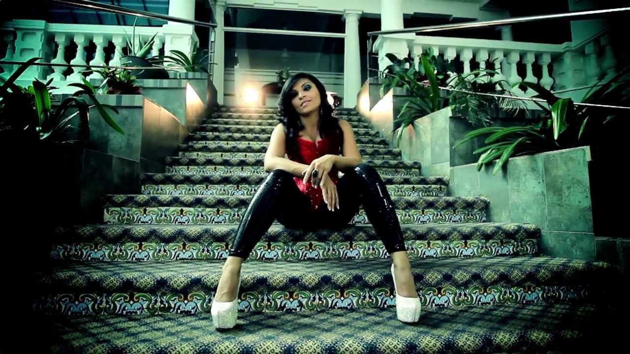 Lily Bomba La Bochinchera (Video Oficial) - YouTube