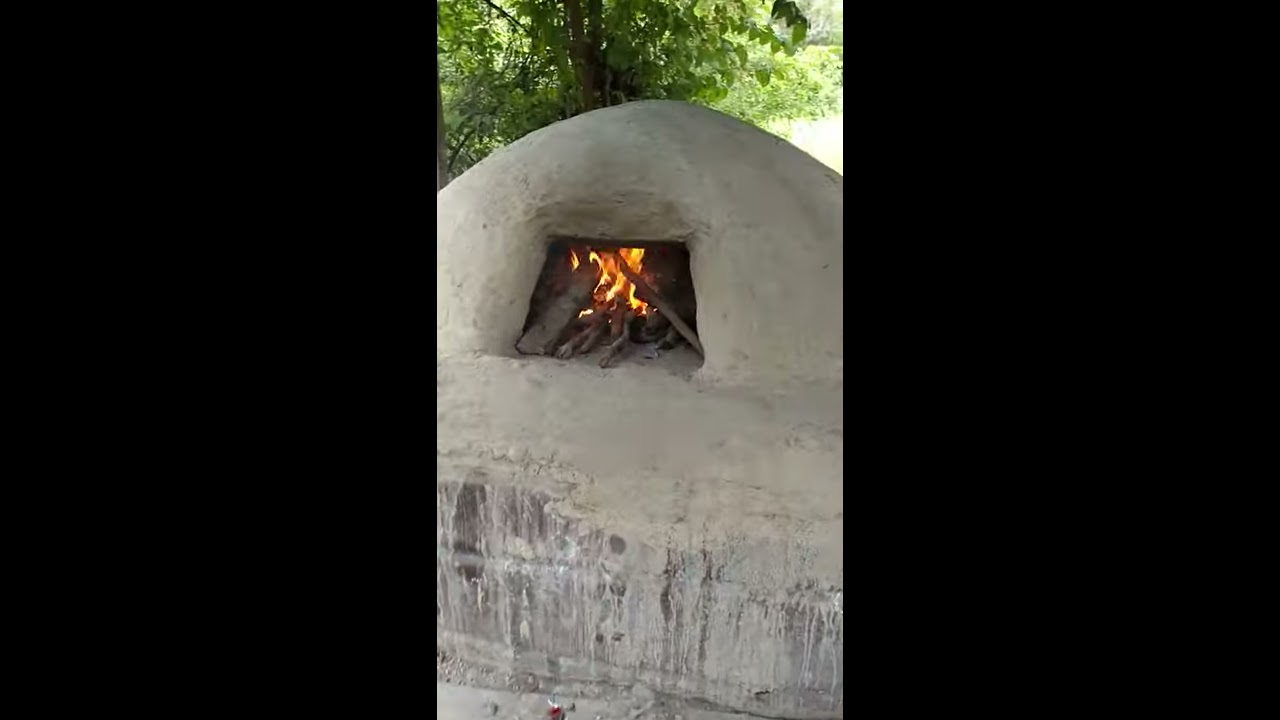El horno de lodo para hacer pan de doña Paula - YouTube