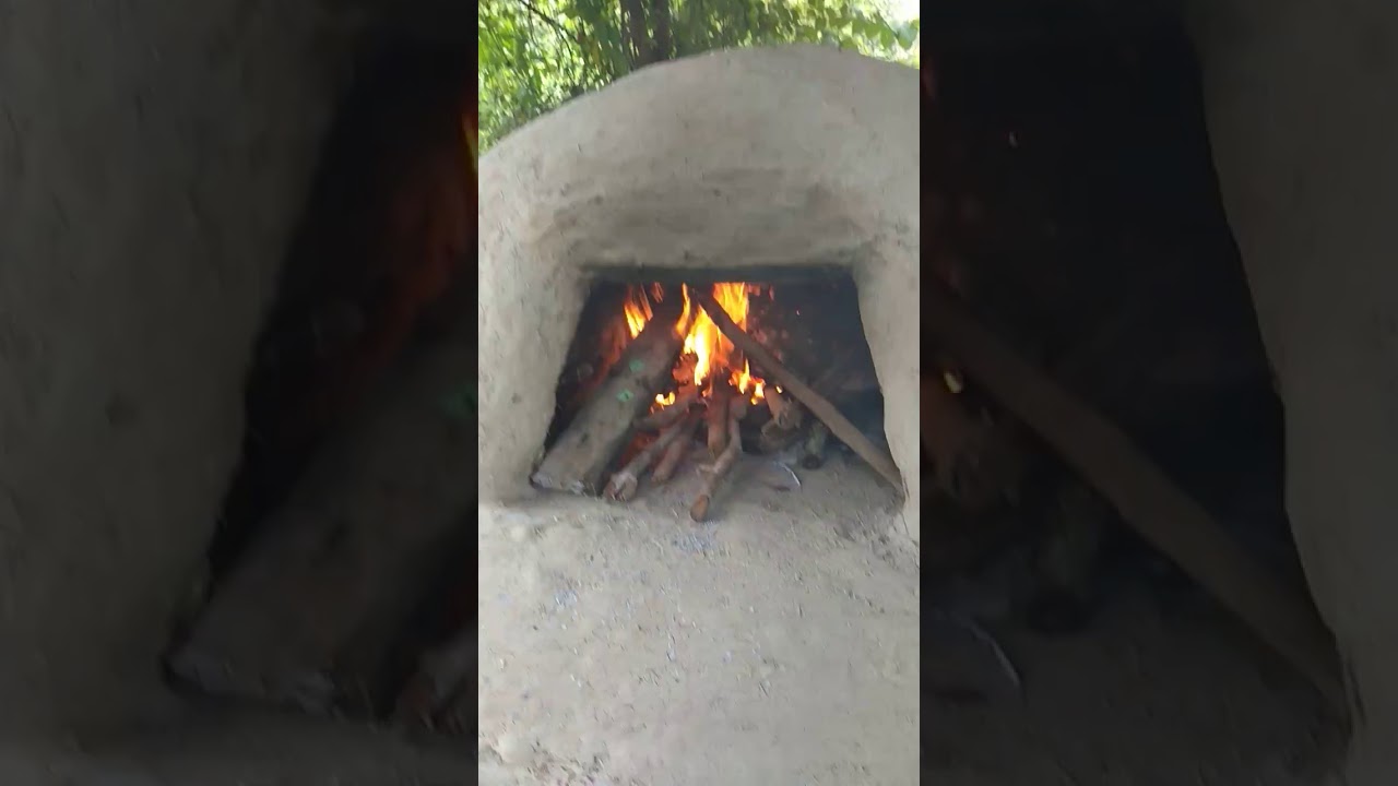 El horno de lodo para hacer pan de doña Paula - YouTube