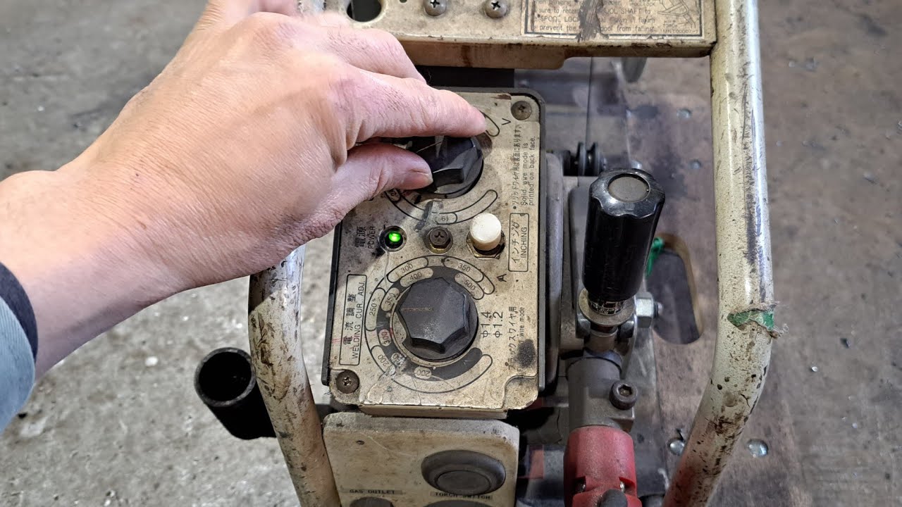 FCAW manual adjustment of current and voltage in semi automatic welding ...