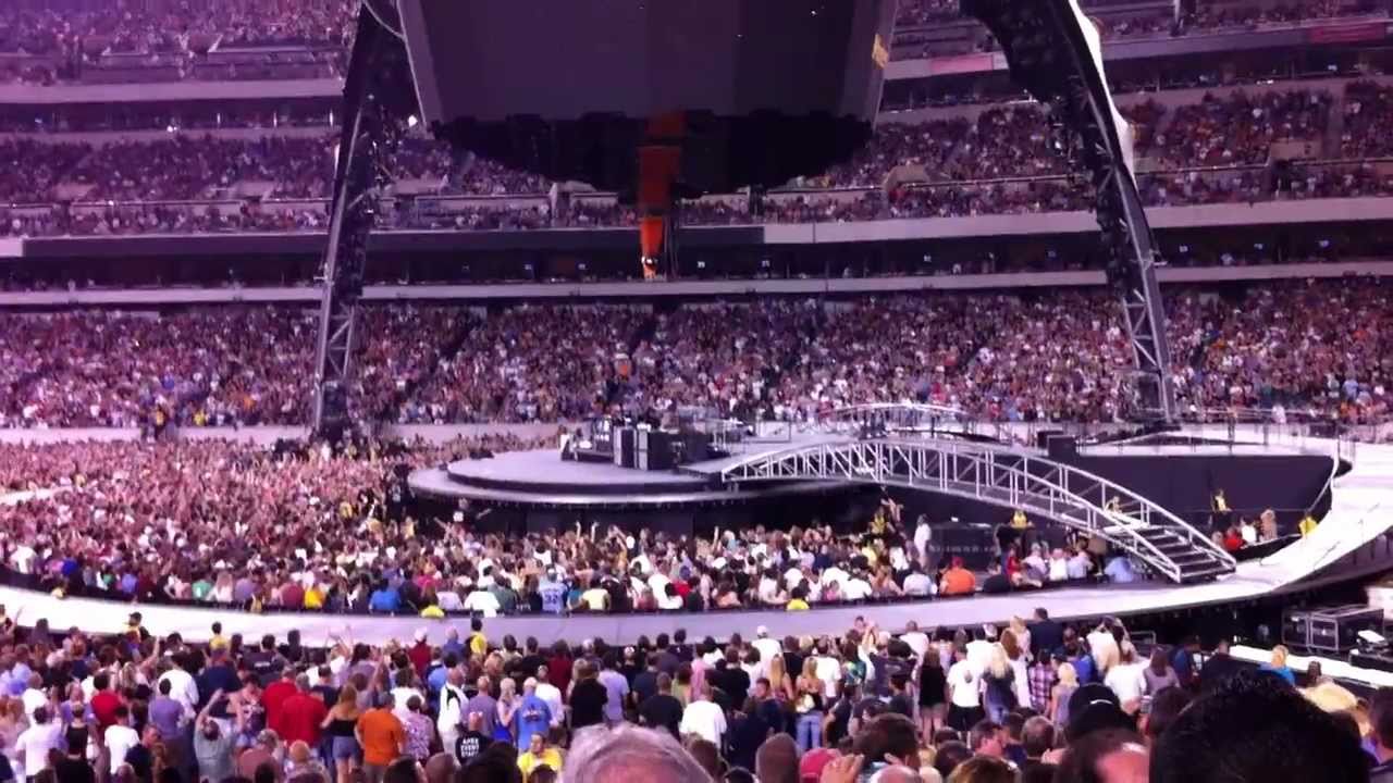 U2 360 Tour: U2 take the stage in Philadelphia at Lincoln Financial ...