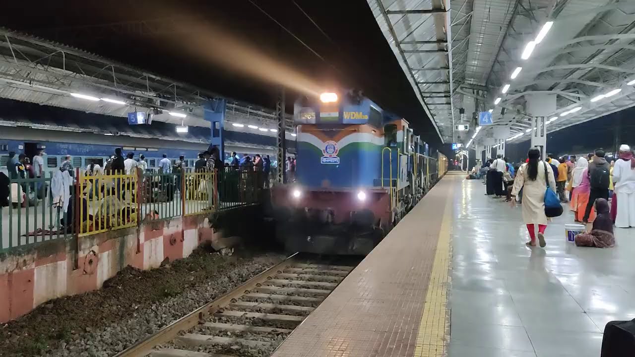 22119 GOA Tejas Express Entering Dadar Railway Station : Indian ...