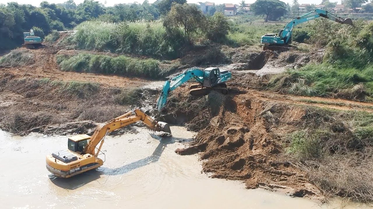 Skills Technique Excavator Digging Mud From Canal High Level ...