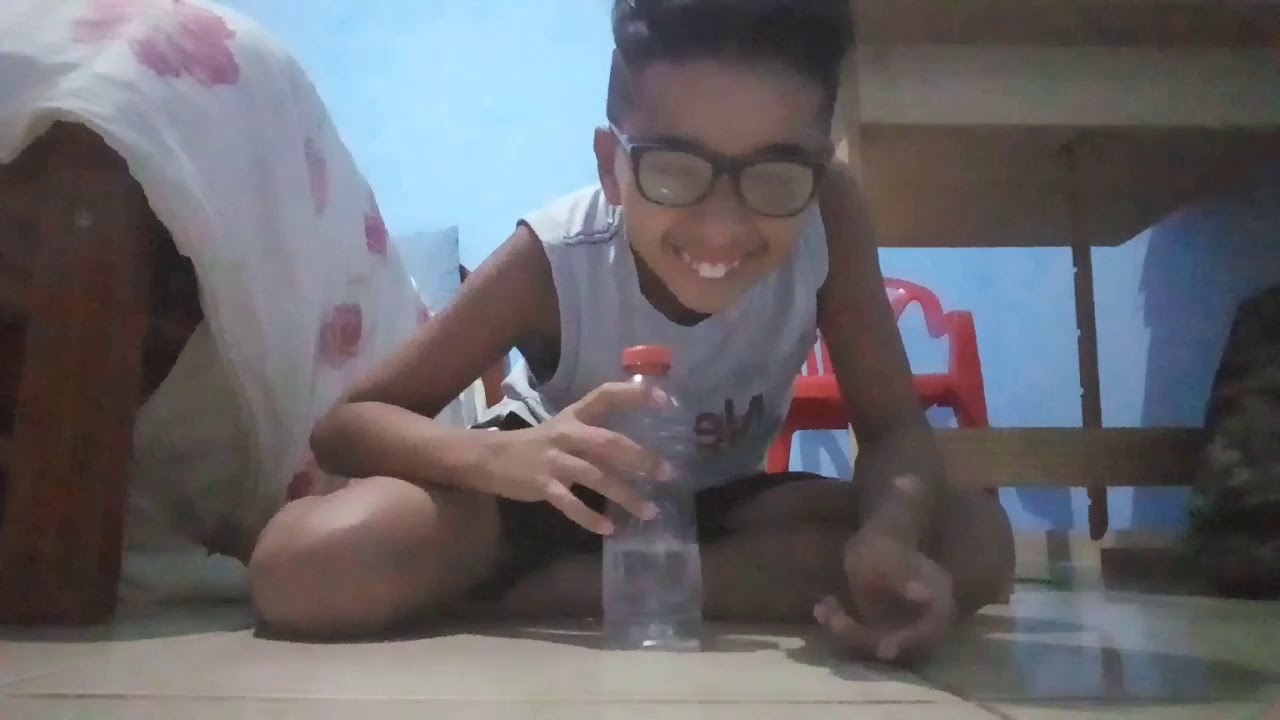 Brincando desafio da garrafa - YouTube