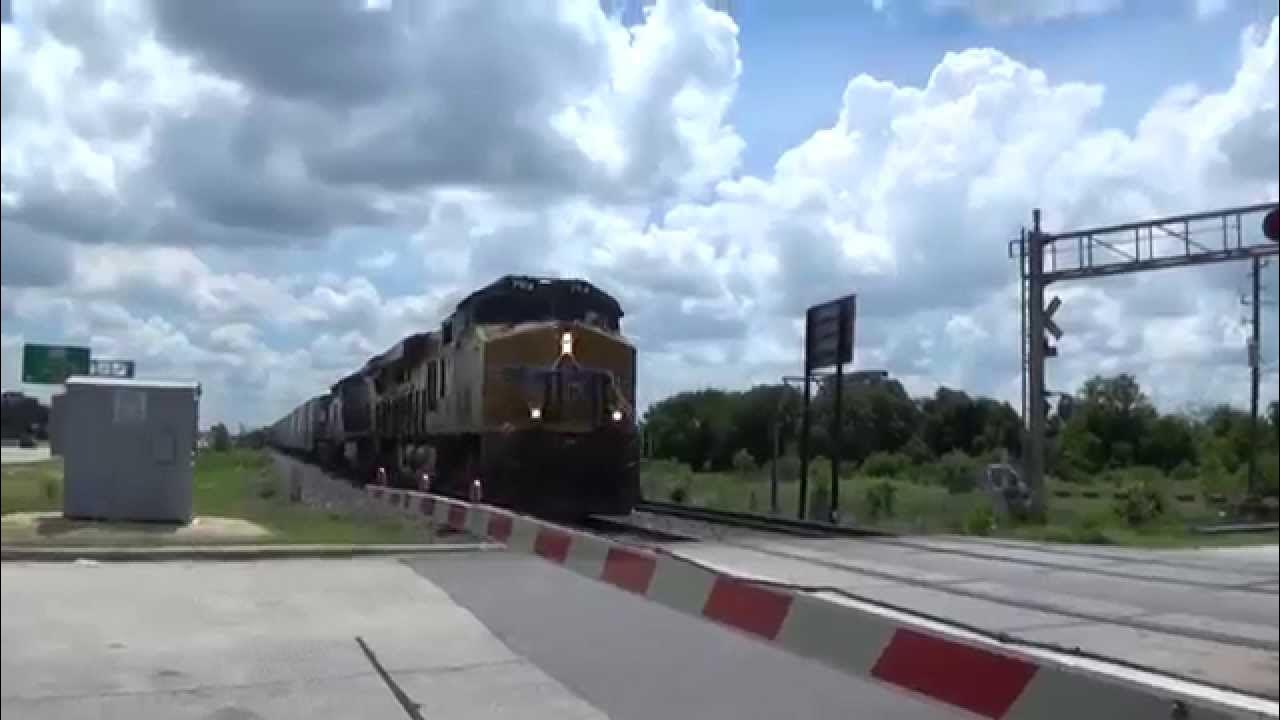 UP 7514 leads the ZLAJX thru Missouri City, TX - YouTube