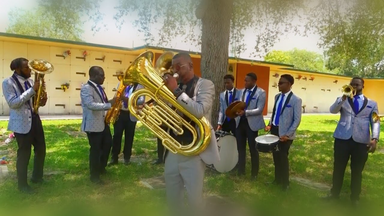 Lage Mwen Bo Dlo Wa | Gade jan yon Group Fanfare pa jwe - YouTube