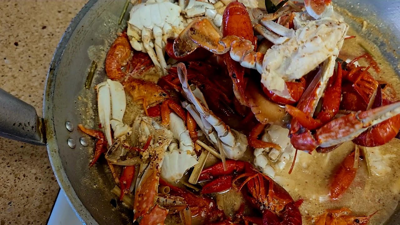 Thai Hot and spicy crawfish and blue swimmer crab tom kha kai in ...