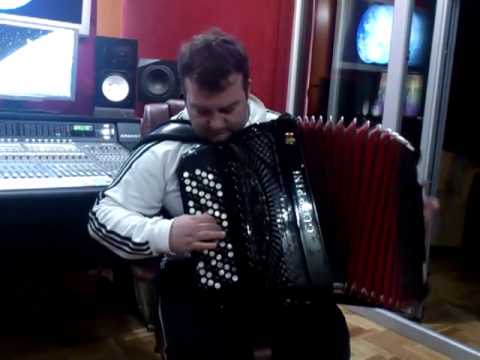 Borko Radivojevic svira na dugmetaru