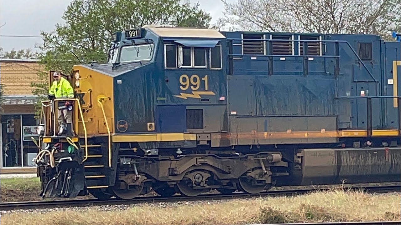 Nice Crew! Conductor hands me cool CSX hat on L611-05! - YouTube