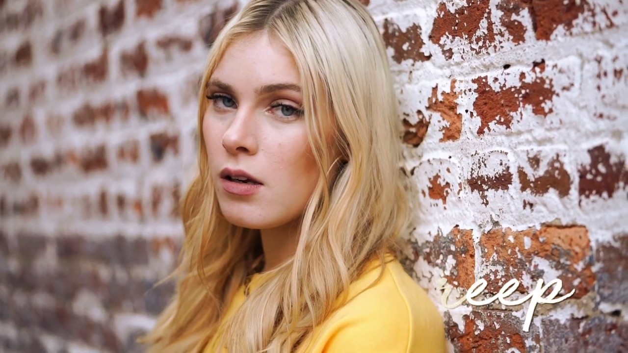 CAROLINE ROMAN - "CREEP" Radiohead Cover - YouTube