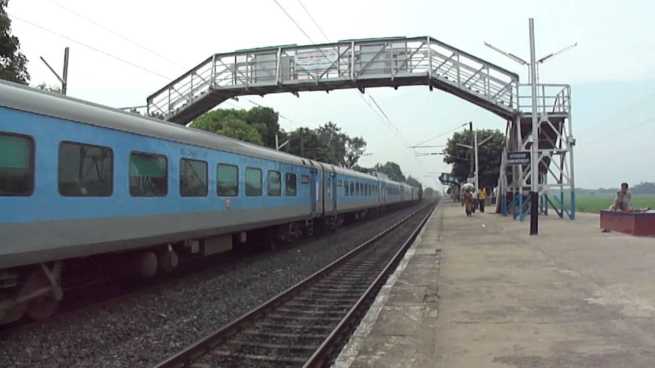 Terrific engine sound of EMD GT46PAC's 16-710G3B V16 engine with NJP ...