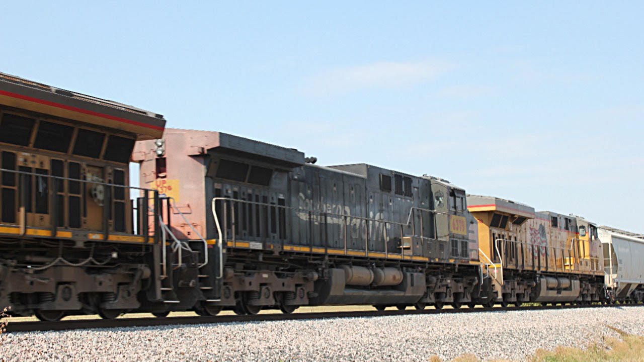 Two Trains on Union Pacific's Ft. Worth Subdivision (Feat. UP 6379 ...