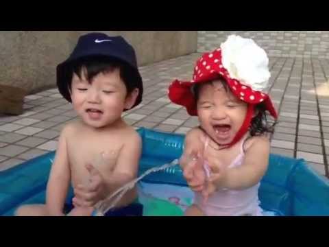 Twins playing in the baby pool - YouTube