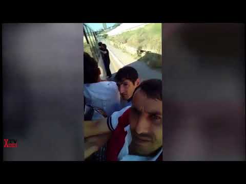 TƏHLÜKƏLİ - Avtobusun qapısından sallaşaraq gedirlər