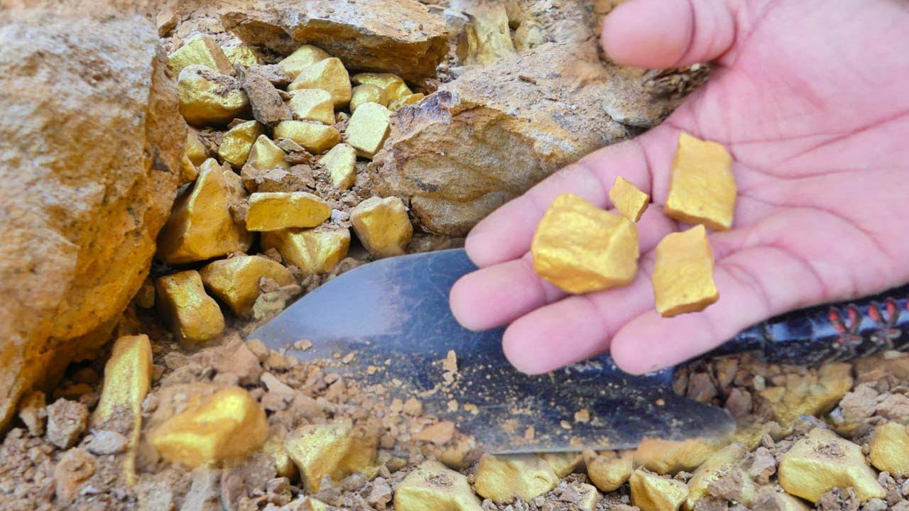 wow amazing Treasure Hunting! Digging up for Treasure worth million ...