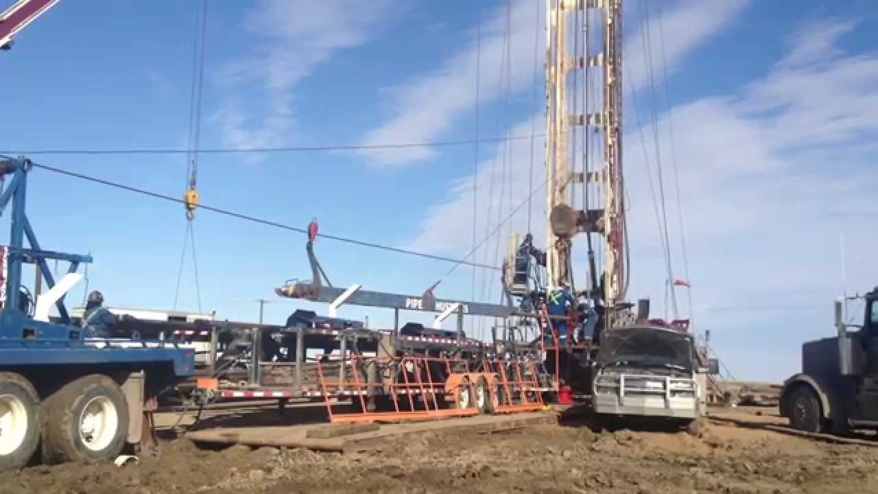 Pipe Hustler picking up 4 1/2" on Sun Country Well Servicing Rig 1 ...