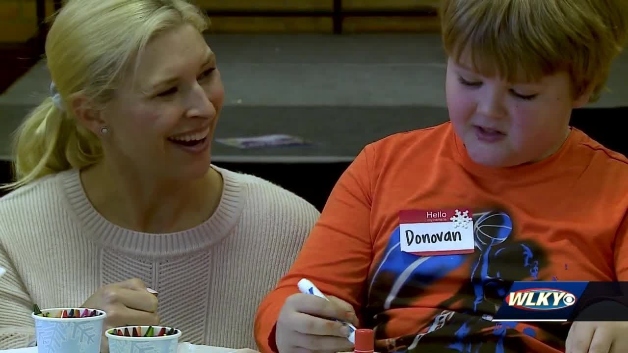 First Lady Britainy Beshear volunteers at Louisville non-profit - YouTube