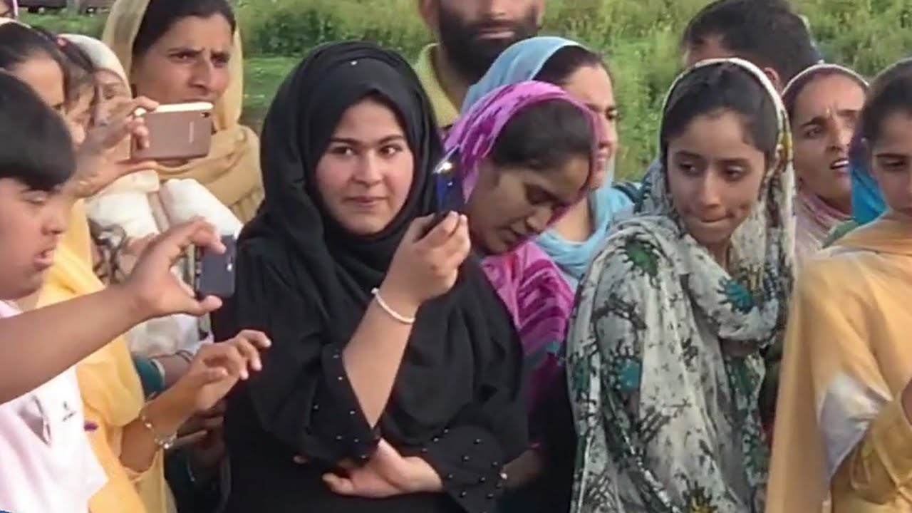 kashmir beautiful tourist picnic place pahalgam - YouTube