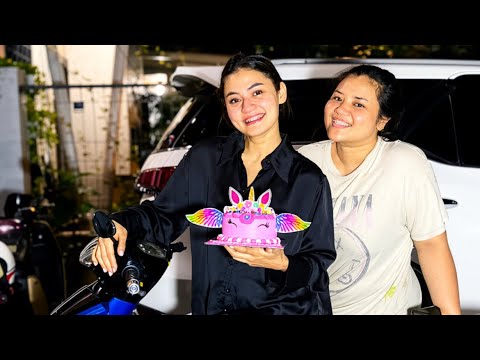 w/ RACHQUEL NESIA yap!!! 2 orang plenger & gatenang sedang berbincang2.. toton peabis WAJIP!! 🫵😮‍💨