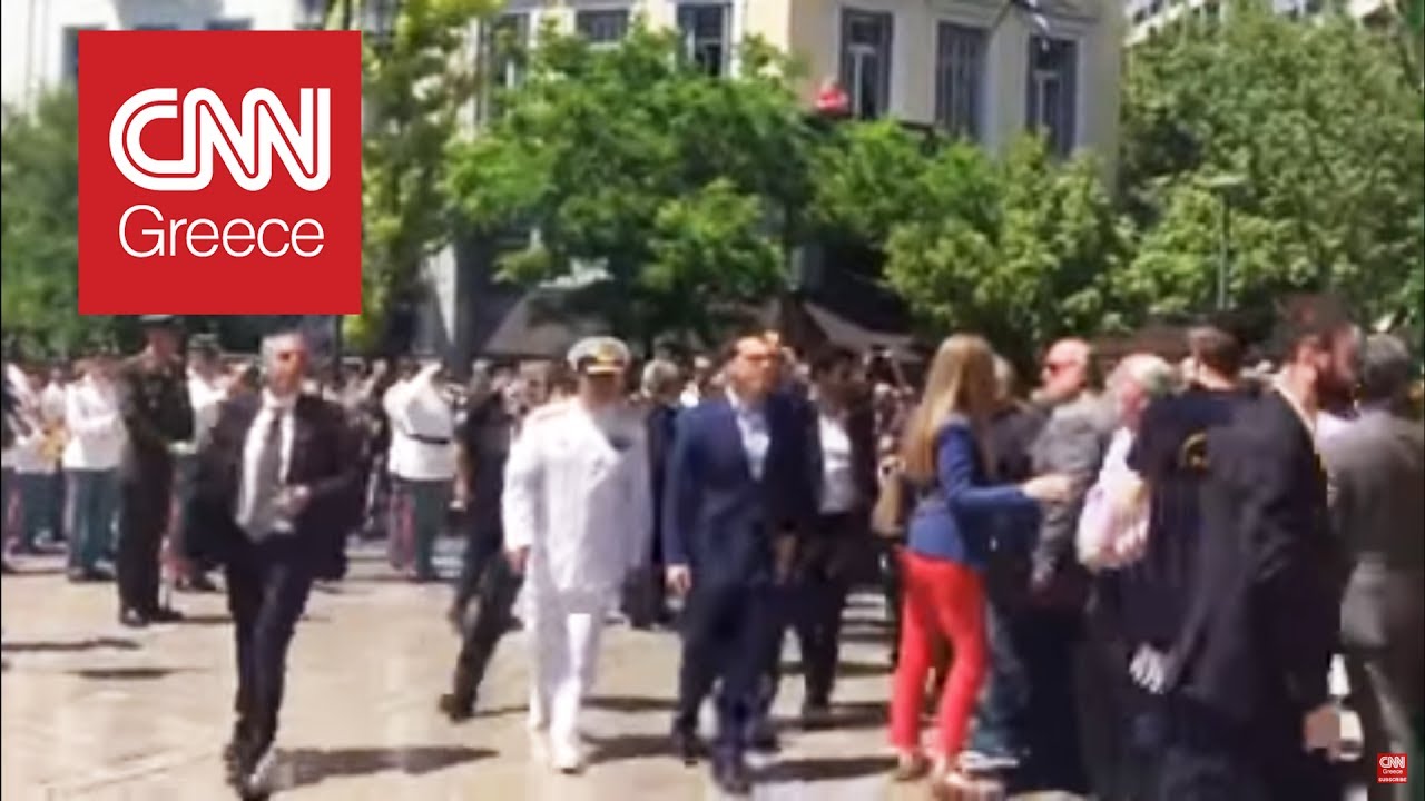 Αποδοκιμασίες κατά την άφιξη Τσίπρα στην Ιερά Μητρόπολη Αθηνών - YouTube