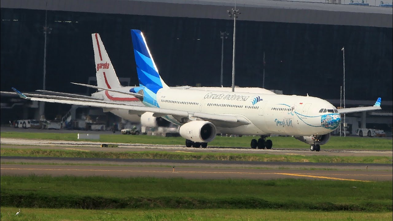 Nonton pesawat Garuda Indonesia Take off landing di Bandara Soekarno ...