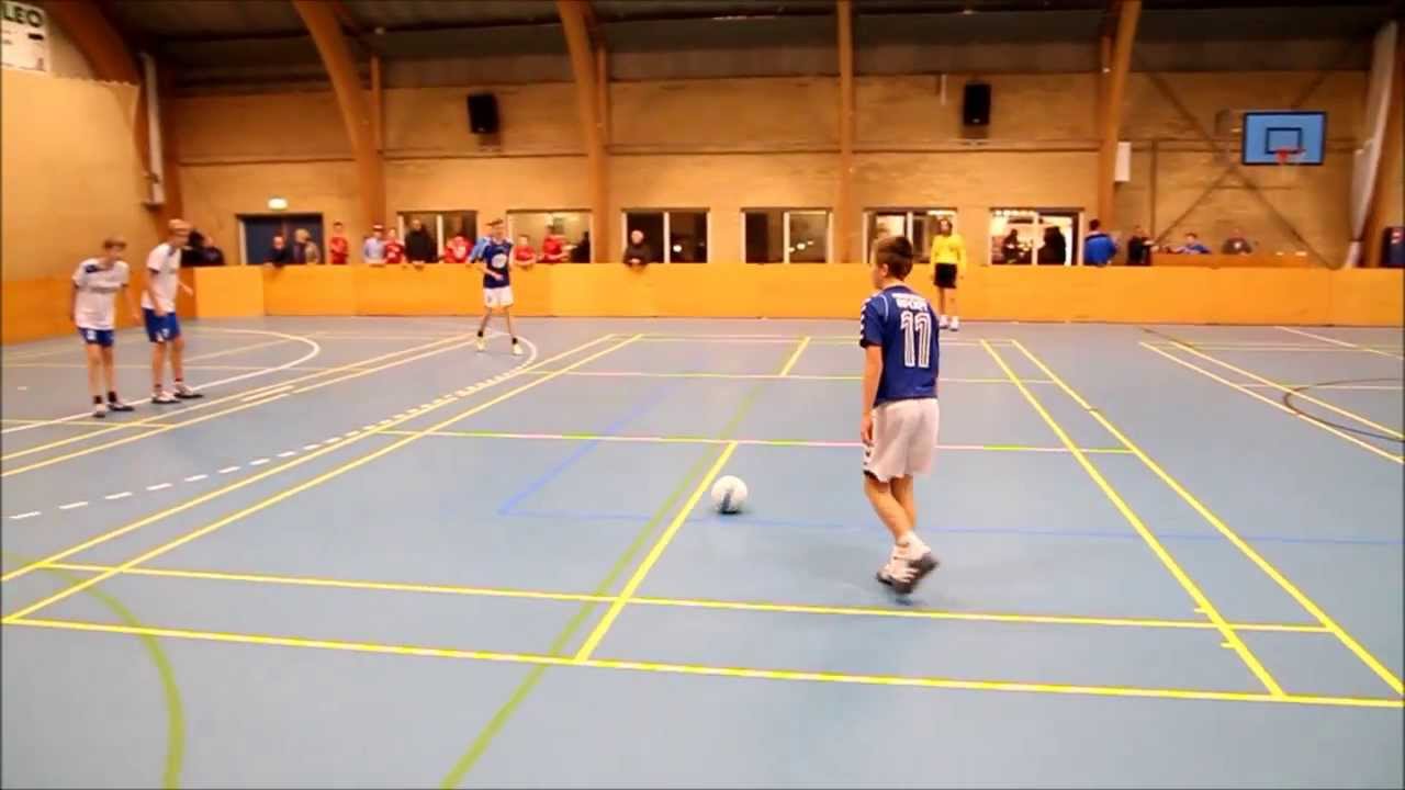 Fodbold indendørs - YouTube