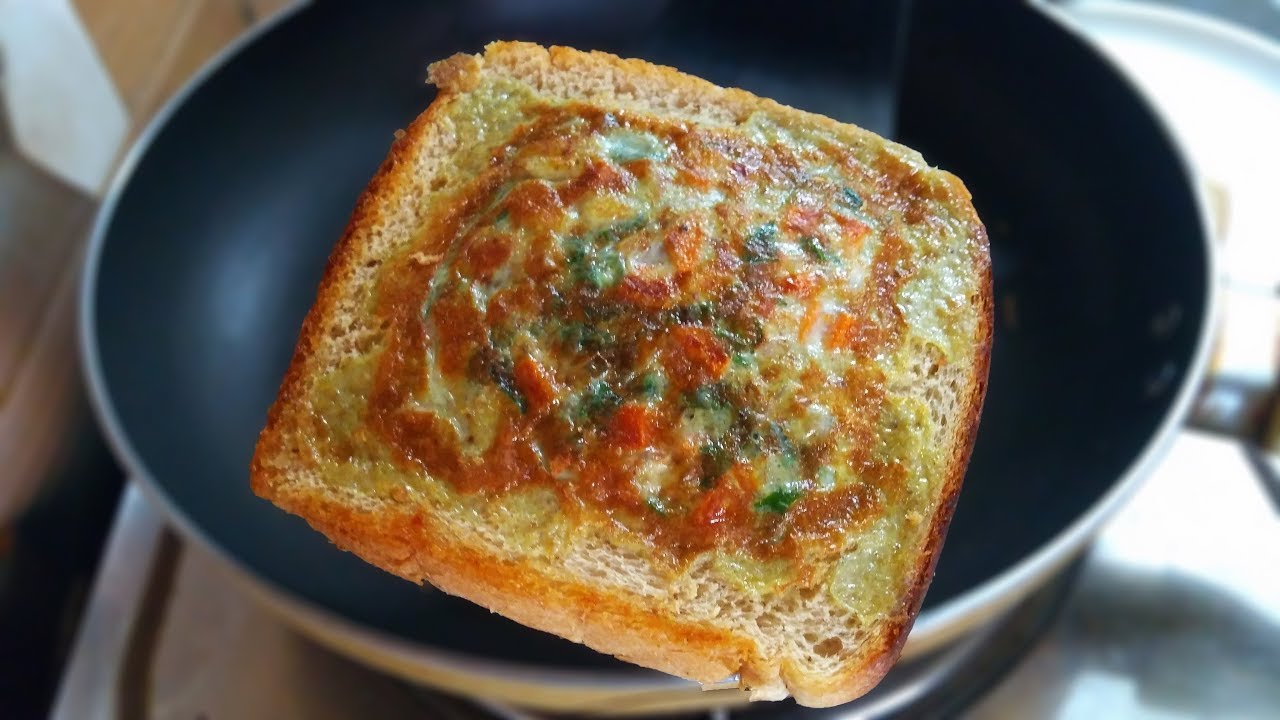 Bread Omelette बनाये इस नए तरीके से | Omelette Stuffed Bread Recipe - YouTube