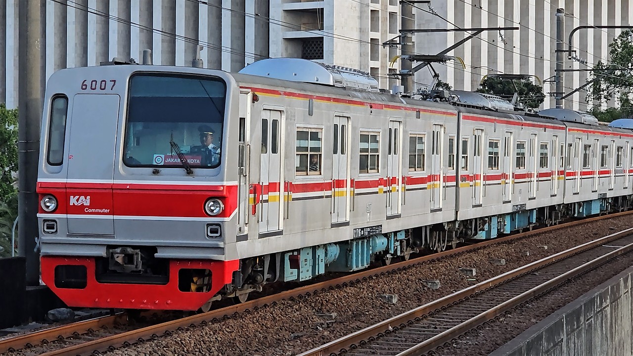 [4K] Stasiun Juanda: Kompilasi Kereta JR 205, Tokyo Metro 6000, CC 206 ...