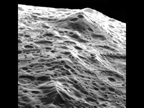 Vuelo sobre los Montes de Toledo de la luna Jápeto de Saturno - YouTube
