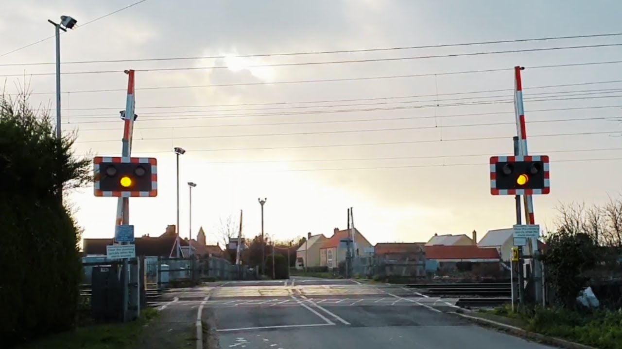 15 Minutes at Maxey Level Crossing, Cambridgeshire - YouTube