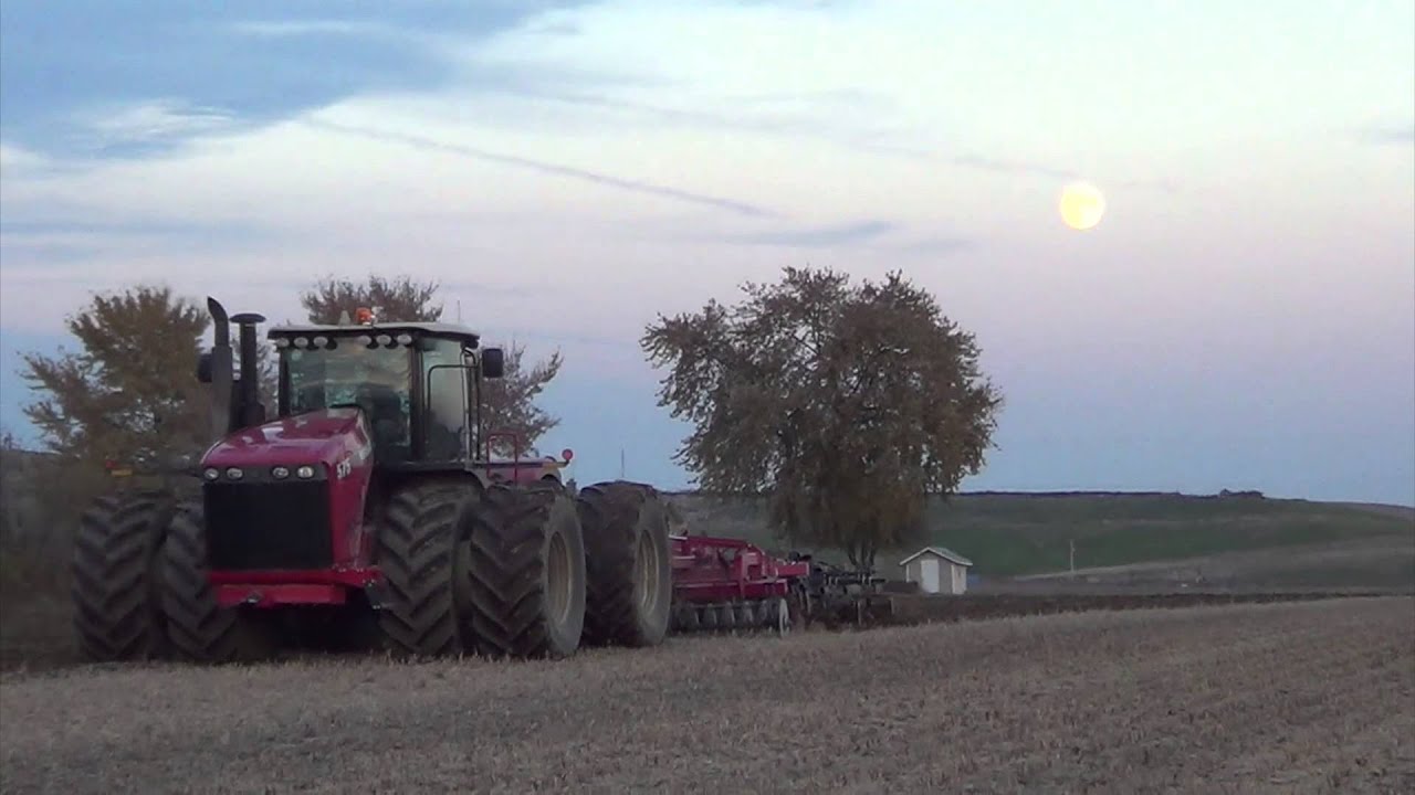 Versatile 575 Tractor pulling a Krause Dominator near Wakarusa Indiana ...
