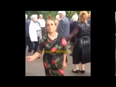 kendini müzikle kaybeden yaşlı teyze