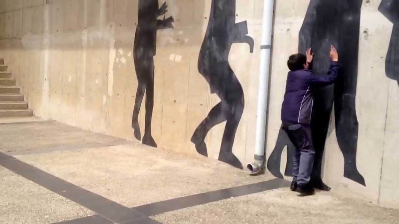 Niño choca contra la pared y se devuelve - YouTube