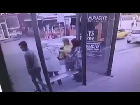 Otobüs durağı'ndaki Teyzeler Oturağı kırıyor