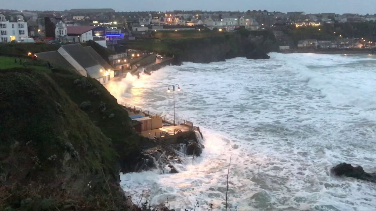 Storm Brian hits Newquay bay, Cornwall - YouTube