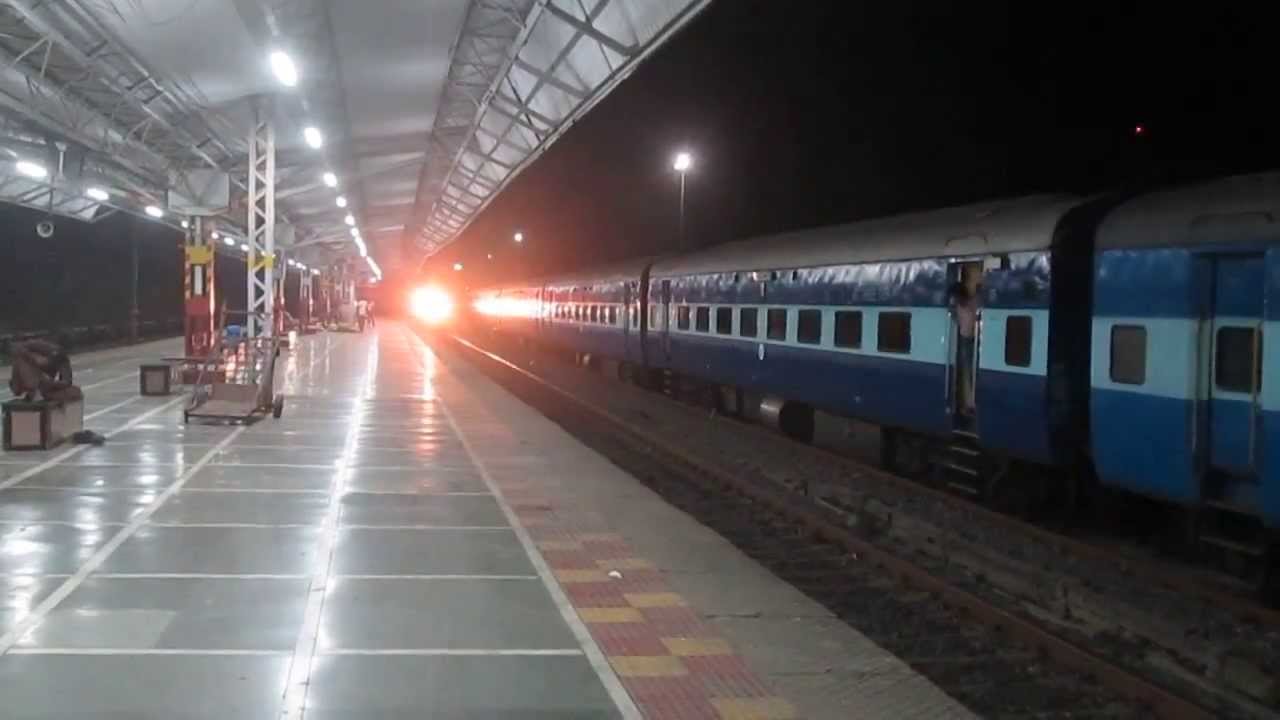 A Very Very Rare Scene - 12955 Mumbai Jaipur Superfast Overtaking 12961 ...