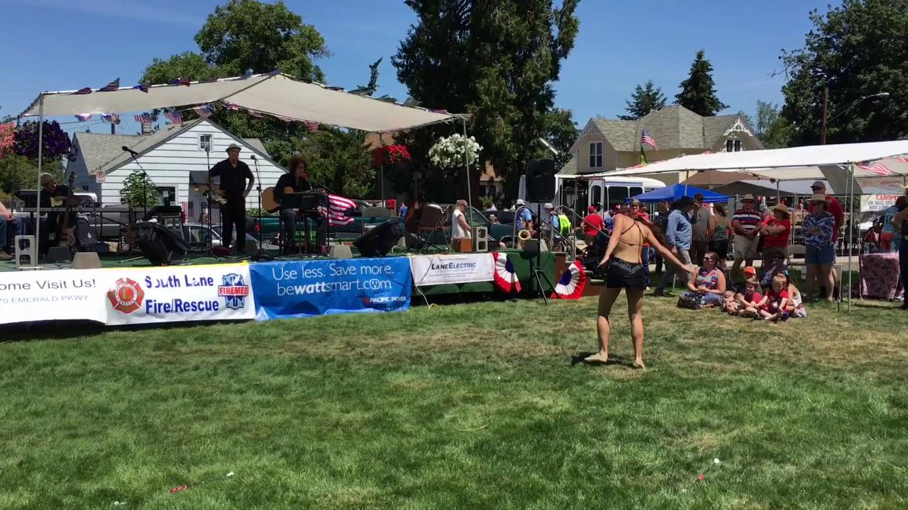 Miss University of Oregon 2016 at the Creswell 4th of July Parade - YouTube