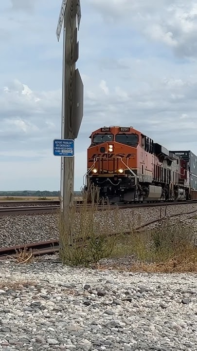 BNSF Warbonnet trails on flying BNSF Z train!! #bnsftrains #bnsf #bnsfrailway - YouTube