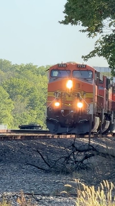 H2 Gevo leading a 70 mph BNSF Z train! #train #bnsfrailway #bnsf #fasttrains #bnsftrains - YouTube