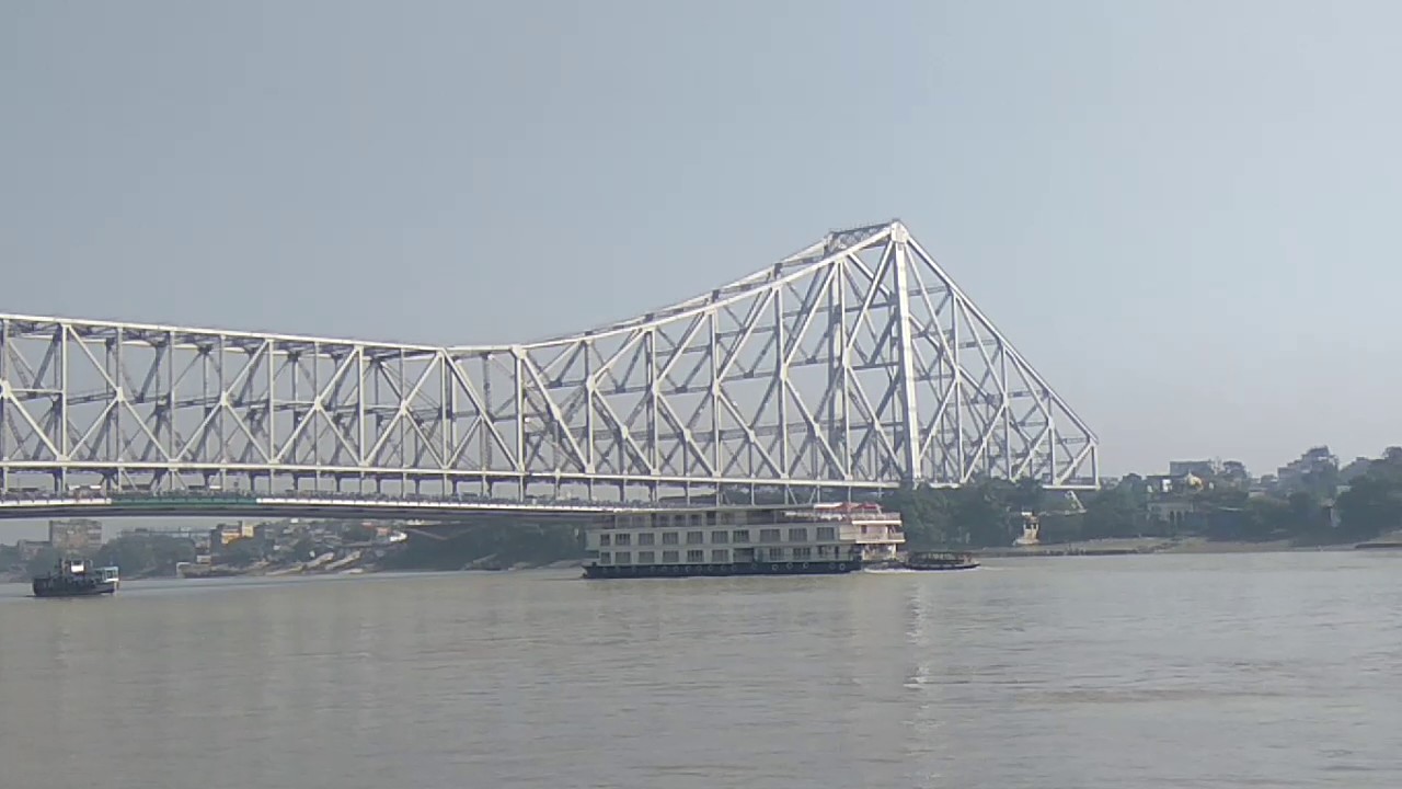 Howrah Bridge - the largest cantilever Bridge || the Vessel going under ...