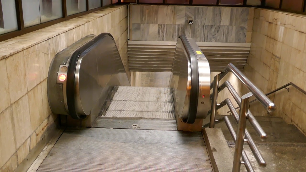 Scara rulanta, statia metrou Gara de Nord (M4) - YouTube