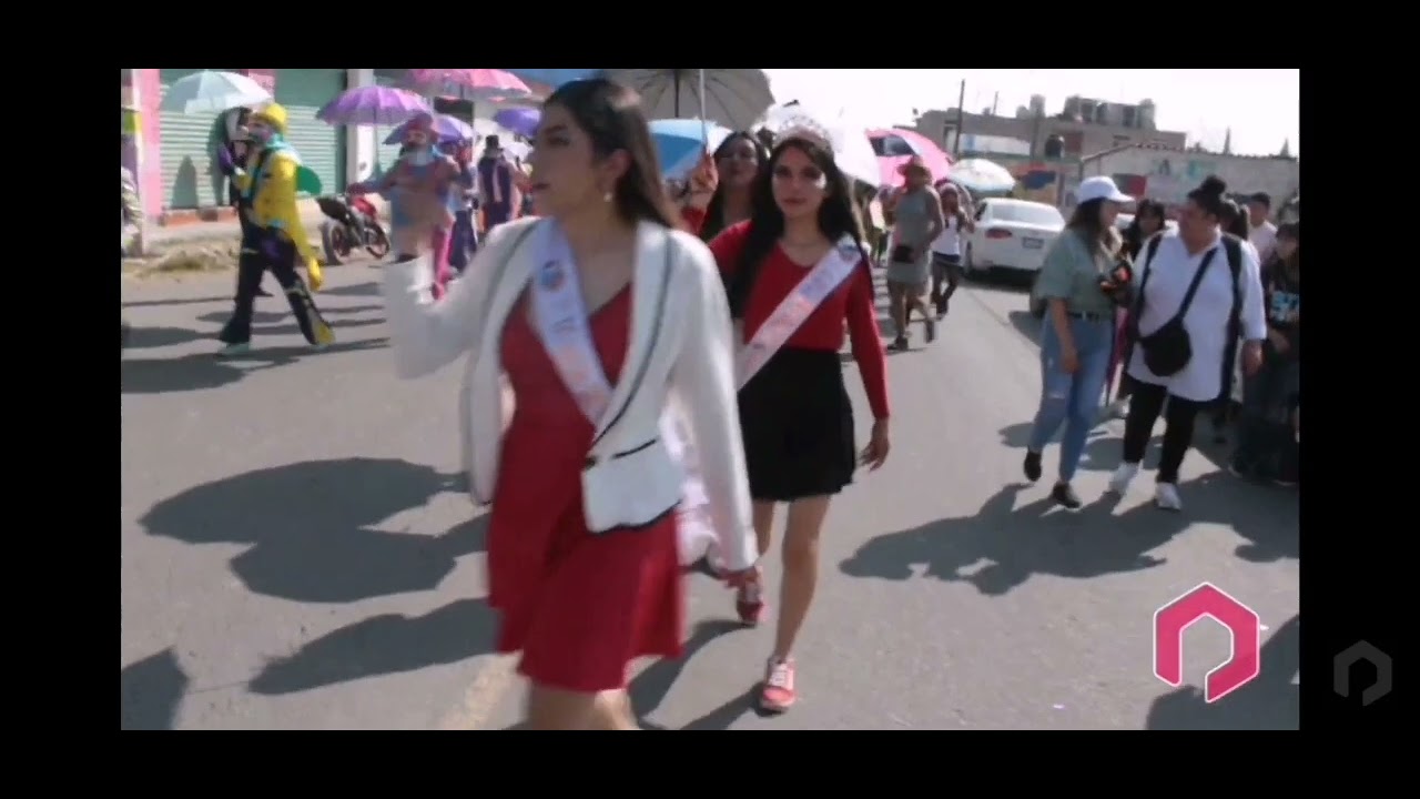 Desfile Hombres Vestidos de Mujer - YouTube